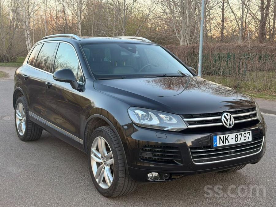 Black Volkswagen Touareg 2011 in Riga, with an engine capacity of 3.00 L and mileage of 257 thousand km for 10990 €, photo 3 on AUTOMOTO.COM.LV