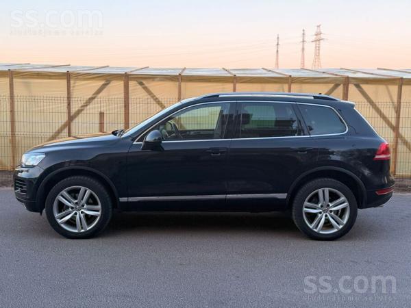 Black Volkswagen Touareg 2011 in Riga, with an engine capacity of 3.00 L and mileage of 257 thousand km for 10990 €, photo 4 on AUTOMOTO.COM.LV