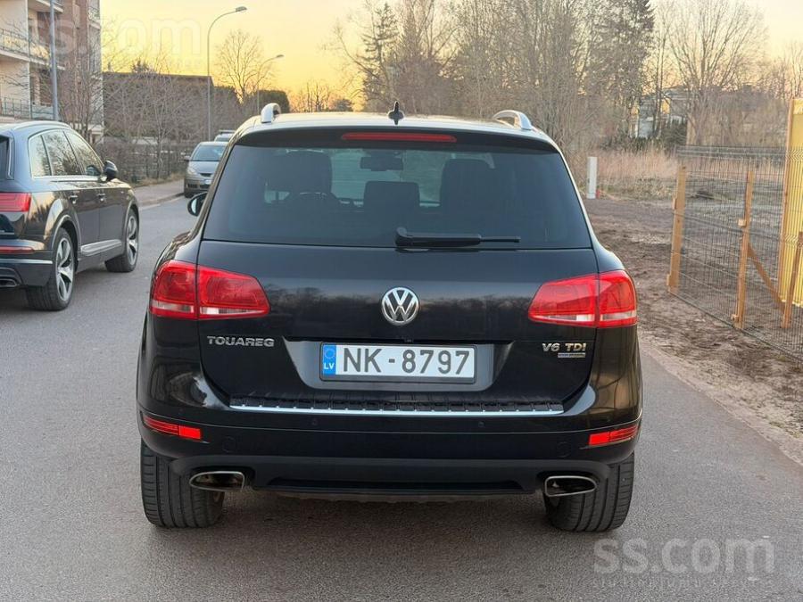 Black Volkswagen Touareg 2011 in Riga, with an engine capacity of 3.00 L and mileage of 257 thousand km for 10990 €, photo 6 on AUTOMOTO.COM.LV