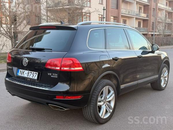 Black Volkswagen Touareg 2011 in Riga, with an engine capacity of 3.00 L and mileage of 257 thousand km for 10990 €, photo 6 on AUTOMOTO.COM.LV