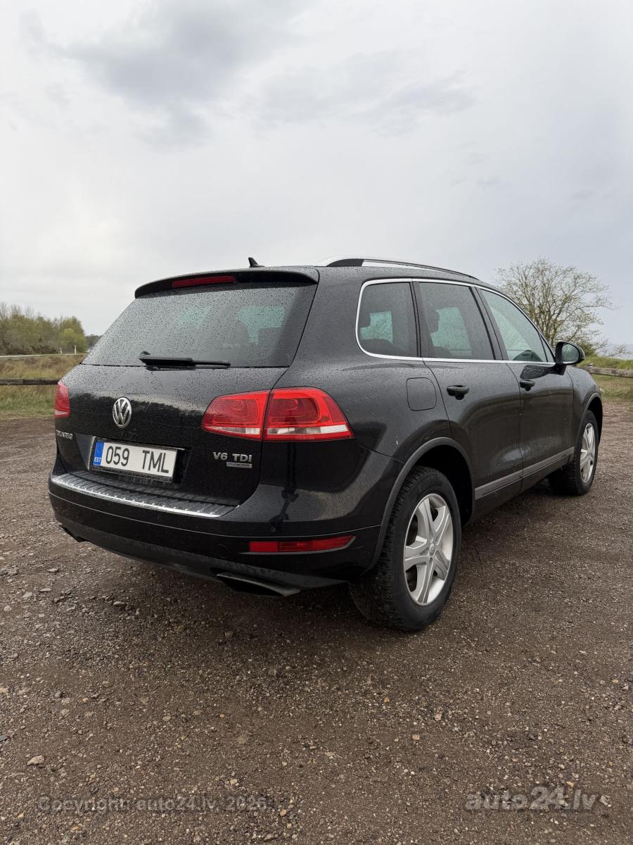 Black Volkswagen Touareg 2011 in Tallinn, with an engine capacity of 3.00 L and mileage of 357 thousand km for 6500 €, photo 1 on AUTOMOTO.COM.LV