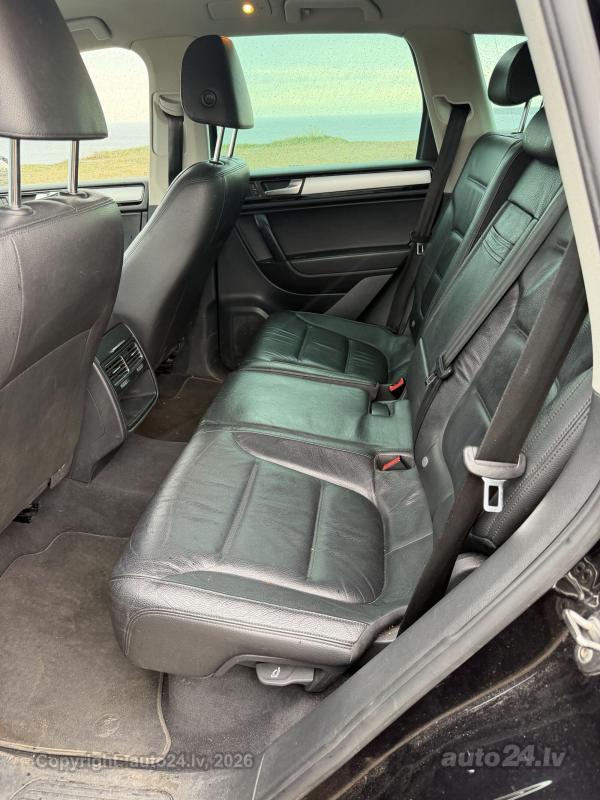 Melns Volkswagen Touareg 2011 Tallina, ar dzinēja tilpumu 3.00 L un nobraukumu 357 tūkst. km par 6500 €, foto 7 vietnē AUTOMOTO.COM.LV