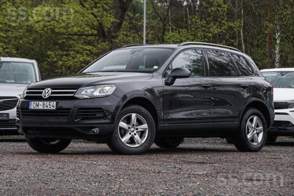 Black Volkswagen Touareg 2011 in Riga, with an engine capacity of 3.00 L and mileage of 295 thousand km for 11990 €, photo 1 on AUTOMOTO.COM.LV