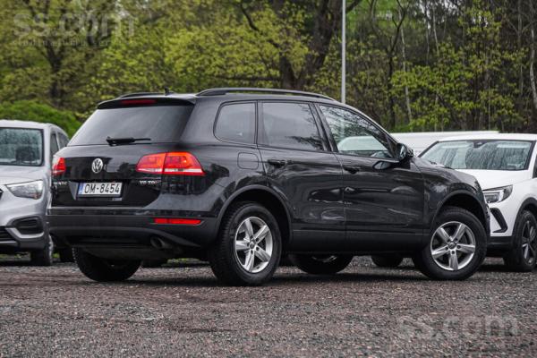 Black Volkswagen Touareg 2011 in Riga, with an engine capacity of 3.00 L and mileage of 295 thousand km for 11990 €, photo 4 on AUTOMOTO.COM.LV