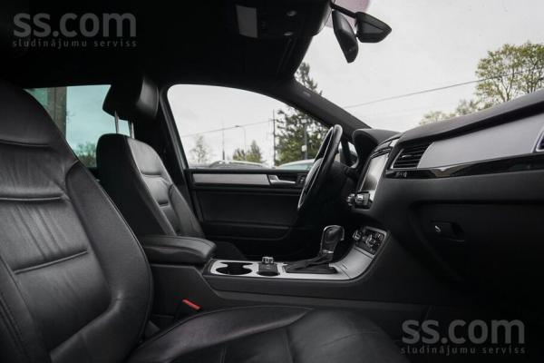 Black Volkswagen Touareg 2011 in Riga, with an engine capacity of 3.00 L and mileage of 295 thousand km for 11990 €, photo 6 on AUTOMOTO.COM.LV