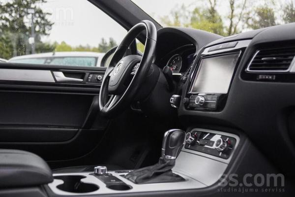 Black Volkswagen Touareg 2011 in Riga, with an engine capacity of 3.00 L and mileage of 295 thousand km for 11990 €, photo 7 on AUTOMOTO.COM.LV