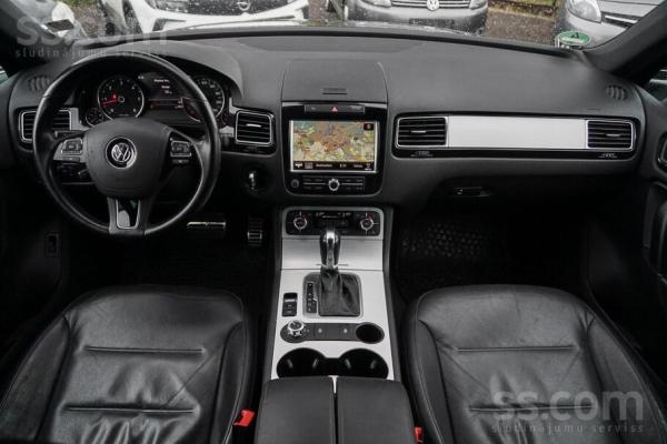 Black Volkswagen Touareg 2011 in Riga, with an engine capacity of 3.00 L and mileage of 295 thousand km for 11990 €, photo 9 on AUTOMOTO.COM.LV