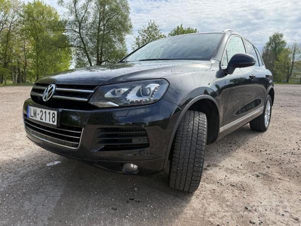 Black Volkswagen Touareg 2011 in Saldus, with an engine capacity of 3.00 L and mileage of 285 thousand km for 10500 €, photo 1 on AUTOMOTO.COM.LV