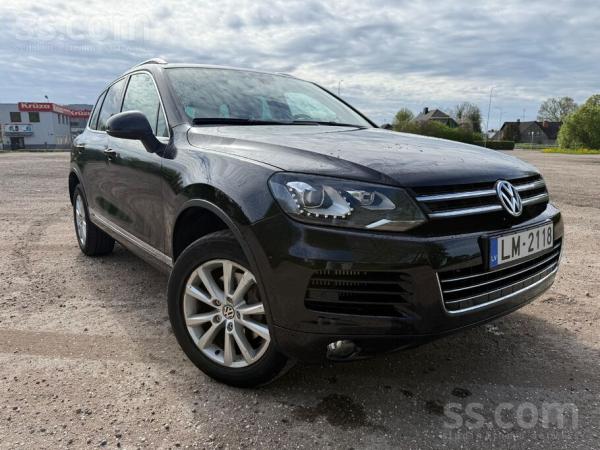 Black Volkswagen Touareg 2011 in Saldus, with an engine capacity of 3.00 L and mileage of 285 thousand km for 10500 €, photo 2 on AUTOMOTO.COM.LV