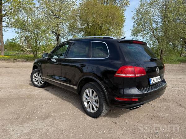 Black Volkswagen Touareg 2011 in Saldus, with an engine capacity of 3.00 L and mileage of 285 thousand km for 10500 €, photo 3 on AUTOMOTO.COM.LV