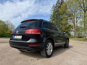 Melns Volkswagen Touareg 2011 Saldus, ar dzinēja tilpumu 3.00 L un nobraukumu 285 tūkst. km par 10500 €, foto 5 vietnē AUTOMOTO.COM.LV