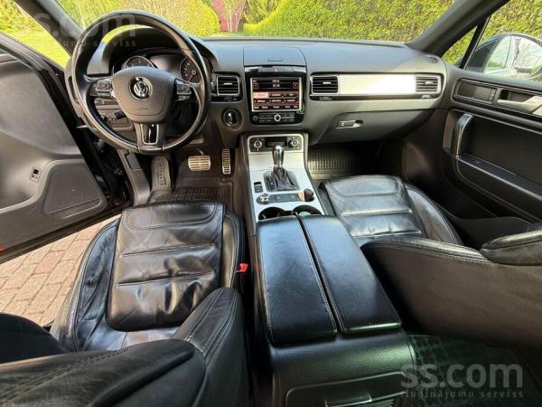 Black Volkswagen Touareg 2011 in Saldus, with an engine capacity of 3.00 L and mileage of 285 thousand km for 10500 €, photo 5 on AUTOMOTO.COM.LV