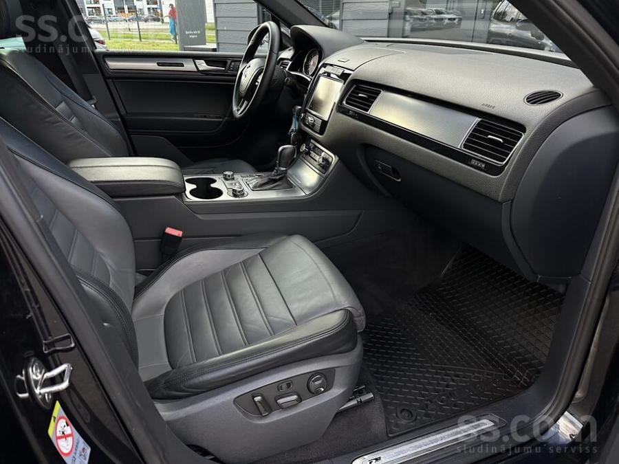 Melns Volkswagen Touareg 2011 Jelgava, ar dzinēja tilpumu 3.00 L un nobraukumu 325 tūkst. km par 12600 €, foto 7 vietnē AUTOMOTO.COM.LV