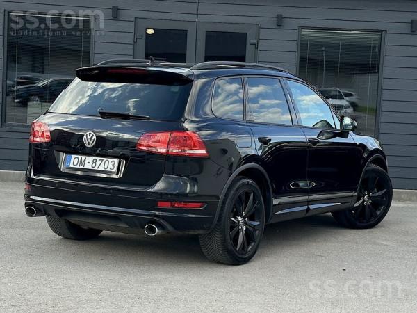 Black Volkswagen Touareg 2011 in Jelgava, with an engine capacity of 3.00 L and mileage of 325 thousand km for 12500 €, photo 4 on AUTOMOTO.COM.LV