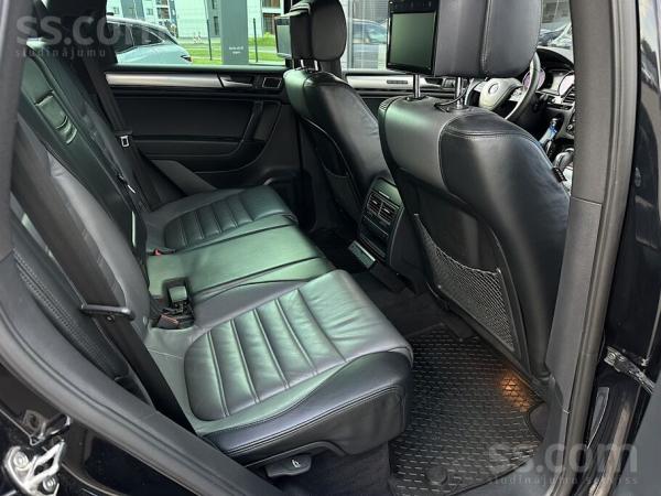 Black Volkswagen Touareg 2011 in Jelgava, with an engine capacity of 3.00 L and mileage of 325 thousand km for 12500 €, photo 8 on AUTOMOTO.COM.LV
