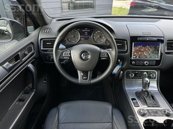 Black Volkswagen Touareg 2011 in Jelgava, with an engine capacity of 3.00 L and mileage of 325 thousand km for 12500 €, photo 10 on AUTOMOTO.COM.LV