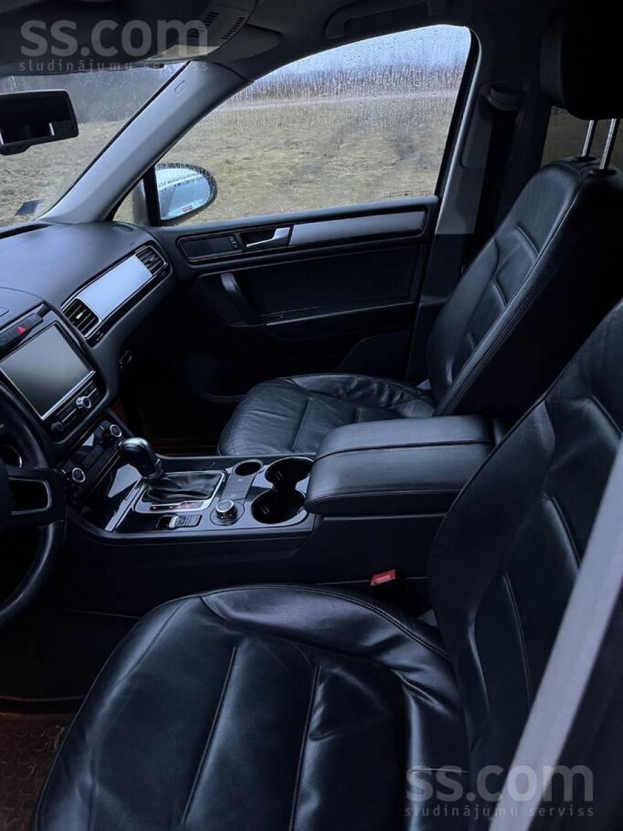 Melns Volkswagen Touareg 2011 Rīga, ar dzinēja tilpumu 3.00 L un nobraukumu 345 tūkst. km par 8000 €, foto 4 vietnē AUTOMOTO.COM.LV