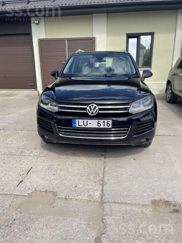 Black Volkswagen Touareg 2011 in Dobele, with an engine capacity of 3.00 L and mileage of 289 thousand km for 8500 €, photo 1 on AUTOMOTO.COM.LV