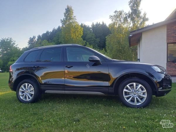 Melns Volkswagen Touareg 2011 Ignalina, ar dzinēja tilpumu 3.00 L un nobraukumu 300 tūkst. km par 11800 €, foto 4 vietnē AUTOMOTO.COM.LV