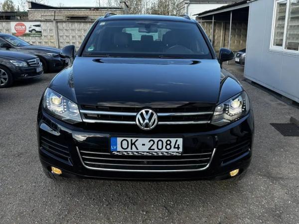 Melns Volkswagen Touareg 2011 Daugavpils, ar dzinēja tilpumu 3.00 L un nobraukumu 164 tūkst. km par 12800 €, foto 2 vietnē AUTOMOTO.COM.LV