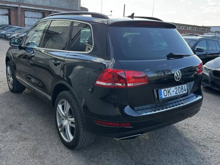 Melns Volkswagen Touareg 2011 Daugavpils, ar dzinēja tilpumu 3.00 L un nobraukumu 164 tūkst. km par 12800 €, foto 5 vietnē AUTOMOTO.COM.LV