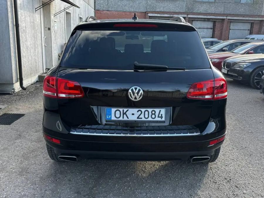 Melns Volkswagen Touareg 2011 Daugavpils, ar dzinēja tilpumu 3.00 L un nobraukumu 164 tūkst. km par 12800 €, foto 6 vietnē AUTOMOTO.COM.LV