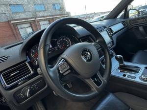 Melns Volkswagen Touareg 2011 Daugavpils, ar dzinēja tilpumu 3.00 L un nobraukumu 164 tūkst. km par 12800 €, foto 18 vietnē AUTOMOTO.COM.LV