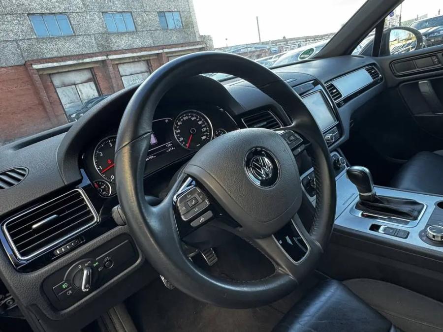 Melns Volkswagen Touareg 2011 Daugavpils, ar dzinēja tilpumu 3.00 L un nobraukumu 164 tūkst. km par 12800 €, foto 18 vietnē AUTOMOTO.COM.LV