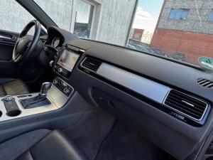Melns Volkswagen Touareg 2011 Daugavpils, ar dzinēja tilpumu 3.00 L un nobraukumu 164 tūkst. km par 12800 €, foto 19 vietnē AUTOMOTO.COM.LV