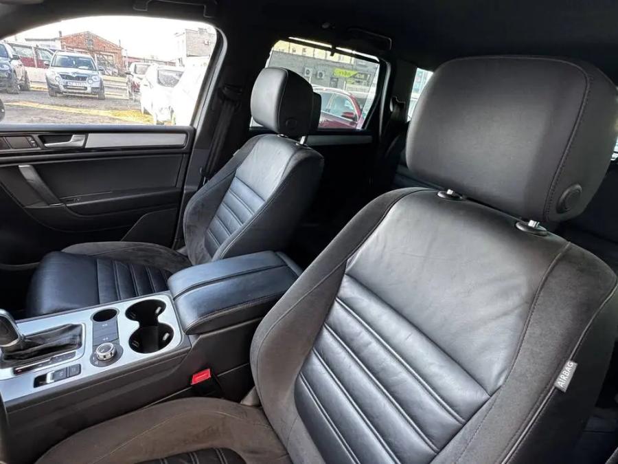 Melns Volkswagen Touareg 2011 Daugavpils, ar dzinēja tilpumu 3.00 L un nobraukumu 164 tūkst. km par 12800 €, foto 22 vietnē AUTOMOTO.COM.LV