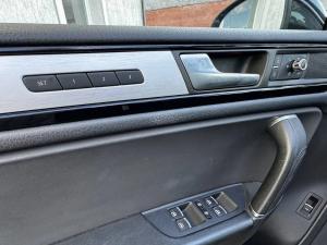 Melns Volkswagen Touareg 2011 Daugavpils, ar dzinēja tilpumu 3.00 L un nobraukumu 164 tūkst. km par 12800 €, foto 23 vietnē AUTOMOTO.COM.LV