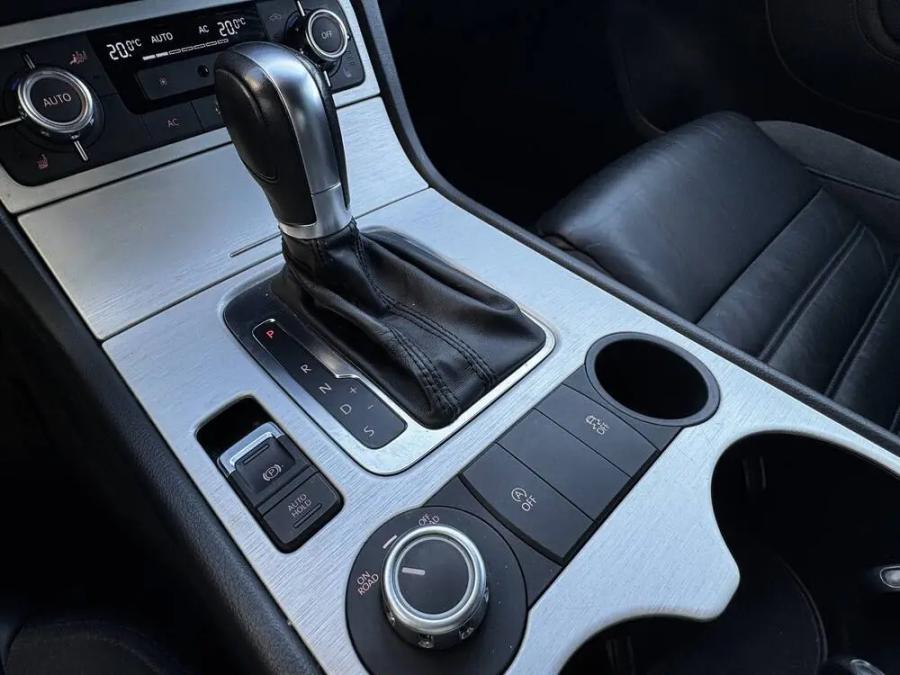 Melns Volkswagen Touareg 2011 Daugavpils, ar dzinēja tilpumu 3.00 L un nobraukumu 164 tūkst. km par 12800 €, foto 25 vietnē AUTOMOTO.COM.LV
