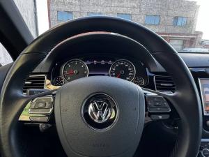 Melns Volkswagen Touareg 2011 Daugavpils, ar dzinēja tilpumu 3.00 L un nobraukumu 164 tūkst. km par 12800 €, foto 26 vietnē AUTOMOTO.COM.LV