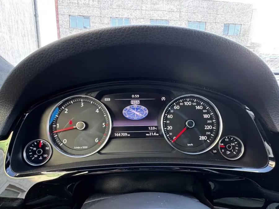 Melns Volkswagen Touareg 2011 Daugavpils, ar dzinēja tilpumu 3.00 L un nobraukumu 164 tūkst. km par 12800 €, foto 28 vietnē AUTOMOTO.COM.LV