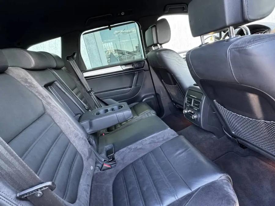 Melns Volkswagen Touareg 2011 Daugavpils, ar dzinēja tilpumu 3.00 L un nobraukumu 164 tūkst. km par 12800 €, foto 31 vietnē AUTOMOTO.COM.LV