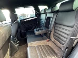 Melns Volkswagen Touareg 2011 Daugavpils, ar dzinēja tilpumu 3.00 L un nobraukumu 164 tūkst. km par 12800 €, foto 33 vietnē AUTOMOTO.COM.LV