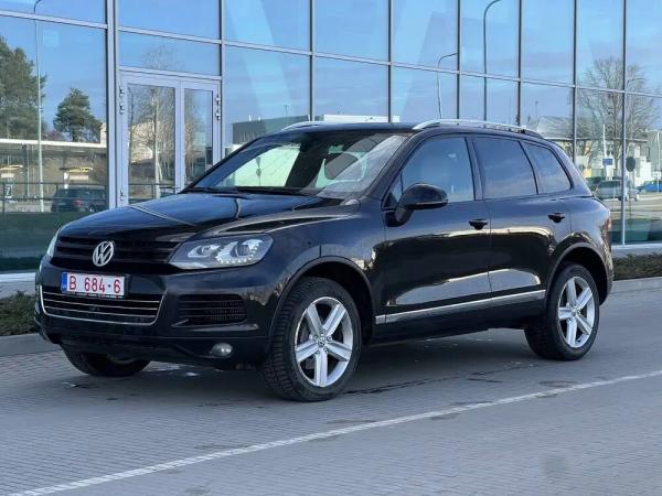 Black Volkswagen Touareg 2011 in Rezekne, with an engine capacity of 3.00 L and mileage of 300 thousand km for 10990 €, photo 2 on AUTOMOTO.COM.LV