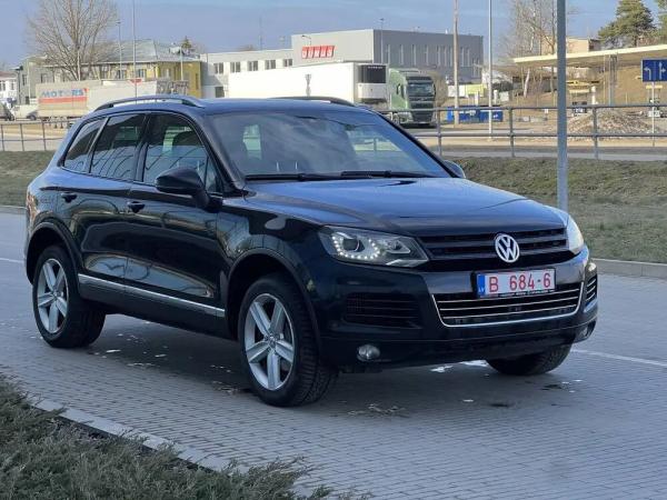 Black Volkswagen Touareg 2011 in Rezekne, with an engine capacity of 3.00 L and mileage of 300 thousand km for 10990 €, photo 3 on AUTOMOTO.COM.LV