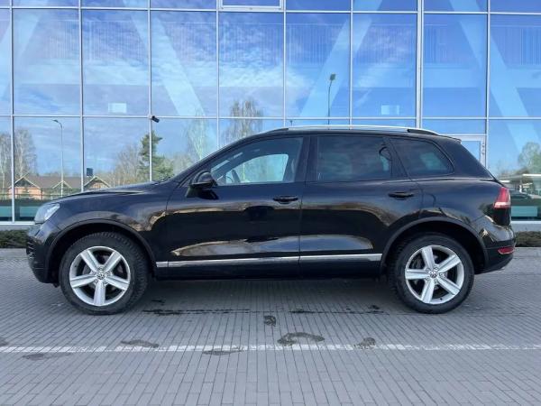 Black Volkswagen Touareg 2011 in Rezekne, with an engine capacity of 3.00 L and mileage of 300 thousand km for 10990 €, photo 4 on AUTOMOTO.COM.LV