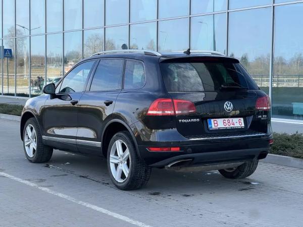 Black Volkswagen Touareg 2011 in Rezekne, with an engine capacity of 3.00 L and mileage of 300 thousand km for 10990 €, photo 5 on AUTOMOTO.COM.LV