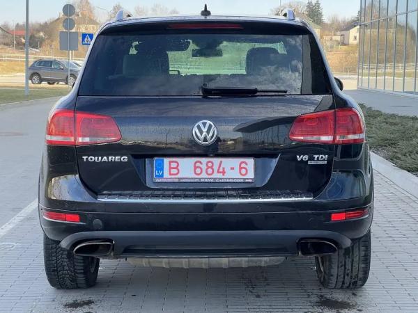 Black Volkswagen Touareg 2011 in Rezekne, with an engine capacity of 3.00 L and mileage of 300 thousand km for 10990 €, photo 6 on AUTOMOTO.COM.LV