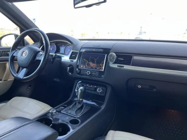 Black Volkswagen Touareg 2011 in Rezekne, with an engine capacity of 3.00 L and mileage of 300 thousand km for 10990 €, photo 10 on AUTOMOTO.COM.LV