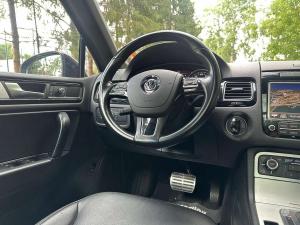 Melns Volkswagen Touareg 2011 Viļņa, ar dzinēja tilpumu 2.97 L un nobraukumu 292 tūkst. km par 10500 €, foto 17 vietnē AUTOMOTO.COM.LV