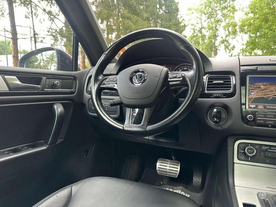 Melns Volkswagen Touareg 2011 Viļņa, ar dzinēja tilpumu 2.97 L un nobraukumu 292 tūkst. km par 10500 €, foto 17 vietnē AUTOMOTO.COM.LV