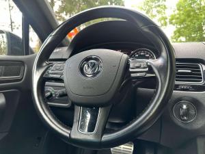 Melns Volkswagen Touareg 2011 Viļņa, ar dzinēja tilpumu 2.97 L un nobraukumu 292 tūkst. km par 10500 €, foto 18 vietnē AUTOMOTO.COM.LV