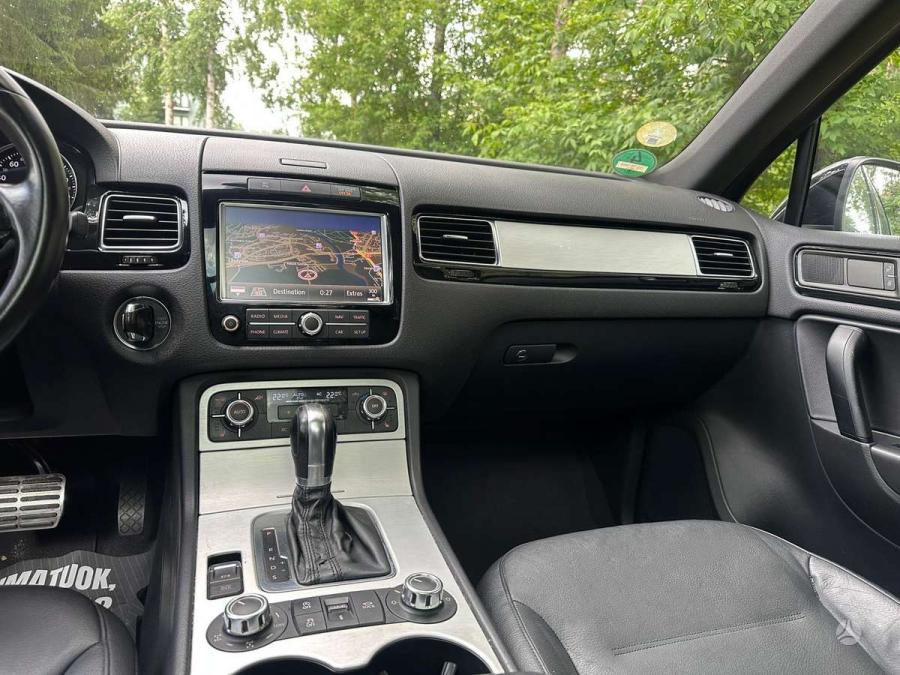 Melns Volkswagen Touareg 2011 Viļņa, ar dzinēja tilpumu 2.97 L un nobraukumu 292 tūkst. km par 10500 €, foto 20 vietnē AUTOMOTO.COM.LV