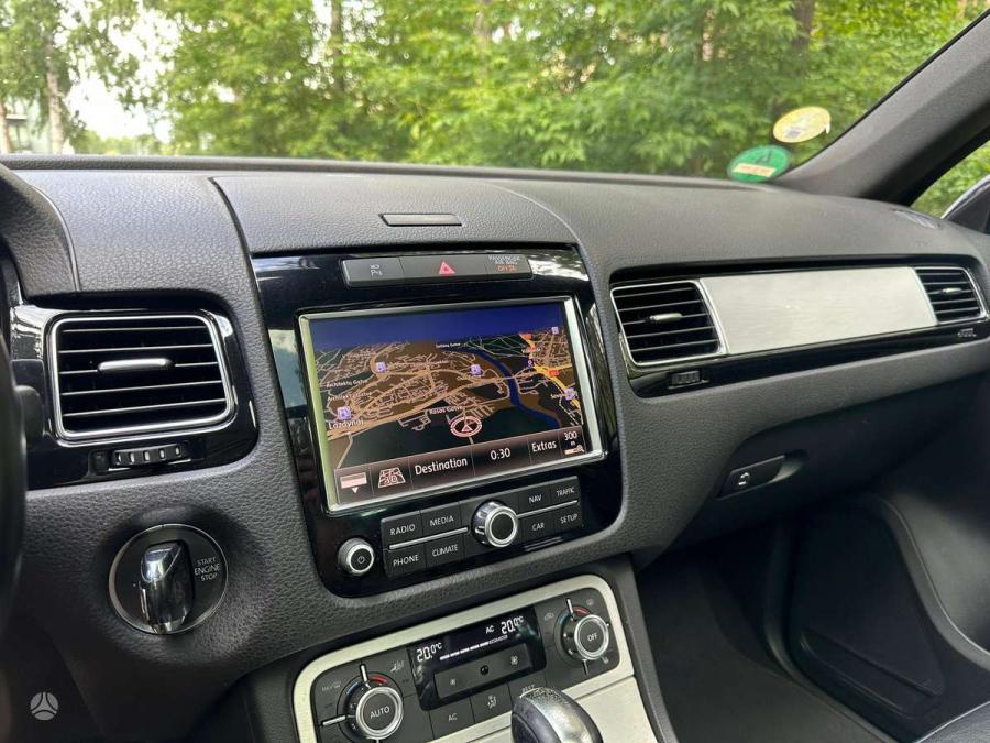 Melns Volkswagen Touareg 2011 Viļņa, ar dzinēja tilpumu 2.97 L un nobraukumu 292 tūkst. km par 10500 €, foto 21 vietnē AUTOMOTO.COM.LV