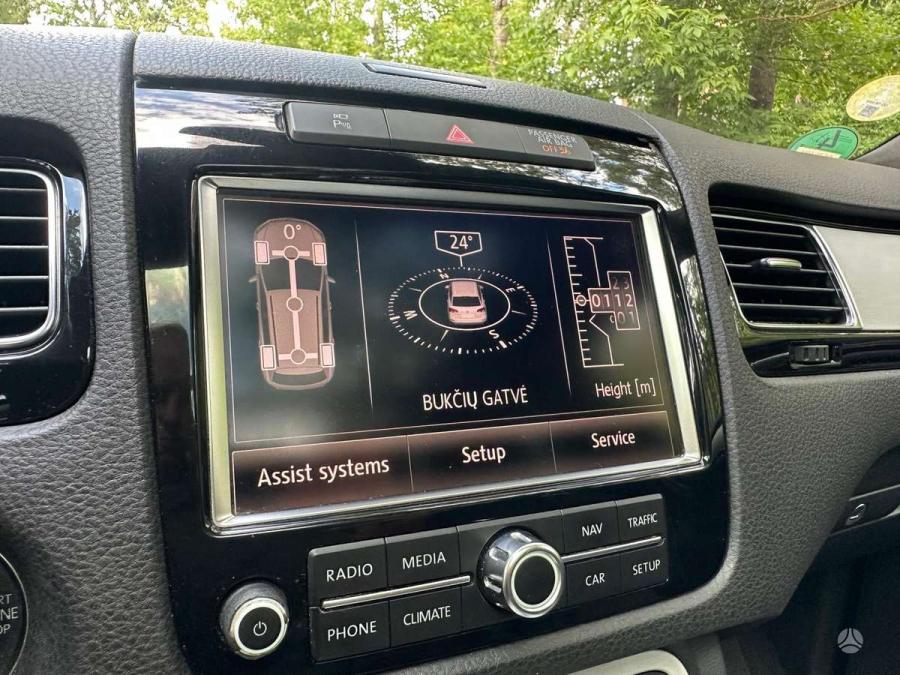 Melns Volkswagen Touareg 2011 Viļņa, ar dzinēja tilpumu 2.97 L un nobraukumu 292 tūkst. km par 10500 €, foto 22 vietnē AUTOMOTO.COM.LV