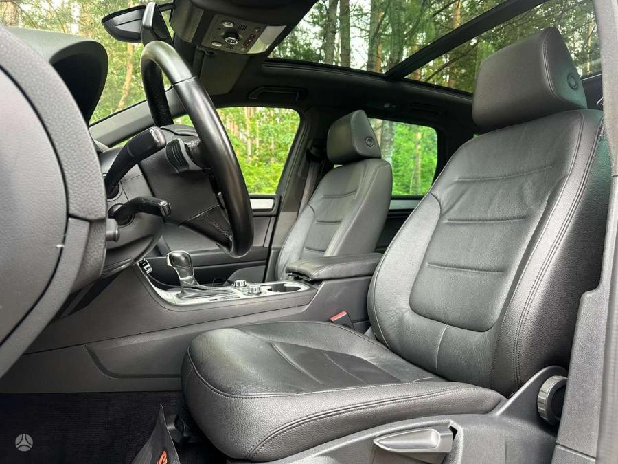 Melns Volkswagen Touareg 2011 Viļņa, ar dzinēja tilpumu 2.97 L un nobraukumu 292 tūkst. km par 10500 €, foto 25 vietnē AUTOMOTO.COM.LV