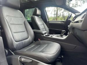 Melns Volkswagen Touareg 2011 Viļņa, ar dzinēja tilpumu 2.97 L un nobraukumu 292 tūkst. km par 10500 €, foto 26 vietnē AUTOMOTO.COM.LV